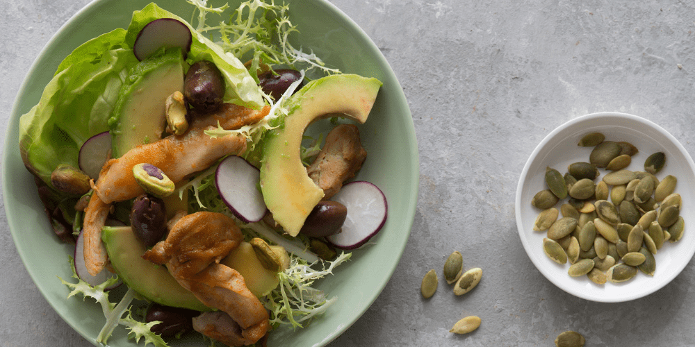 Gezonde, eiwitrijke salade met avocado en kip - Killerbody